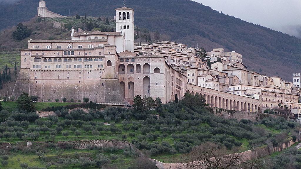 Frati donano lampada pace alla cancelliera Merkel, in primavera ad Assisi