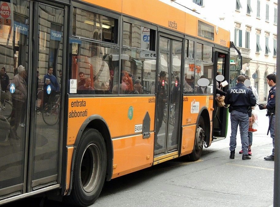 Risponde male a controllore autobus, ma la polizia lo arresta