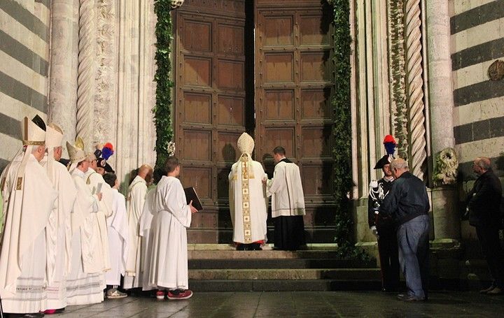 Orvieto, Cardinal Lorenzo Baldisseri ha chiuso la Porta Santa del ...