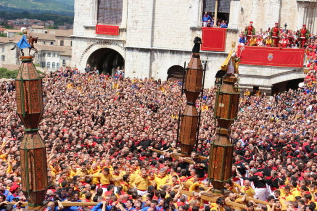 Festa dei Ceri a Gubbio, scivolone per Sant’Ubaldo in via Cairoli