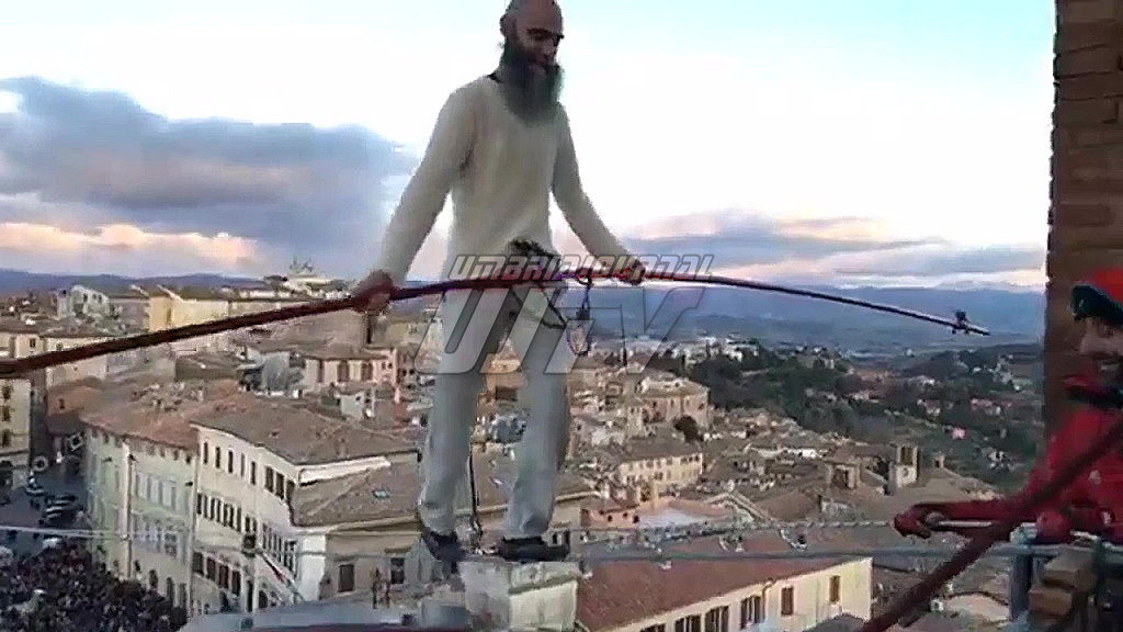 Funambolo a Perugia a 40 metri di altezza tra Cattedrale e Comune