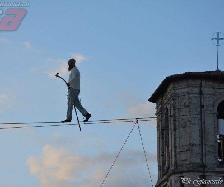 Funambolo a Perugia a 40 metri di altezza tra Cattedrale e Comune