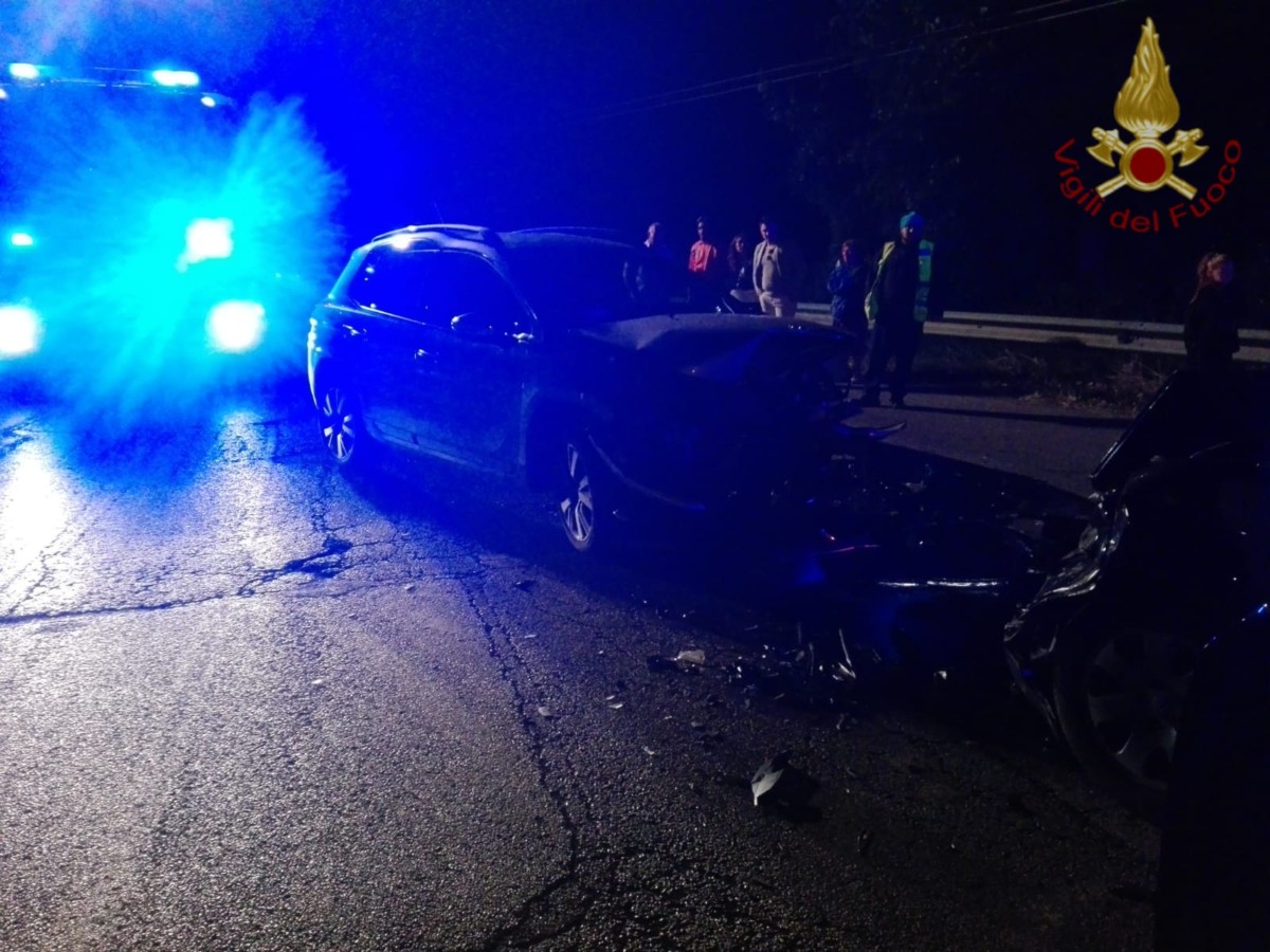 Incidente, scontro frontale tra due auto a Mugnano, due persone ferite