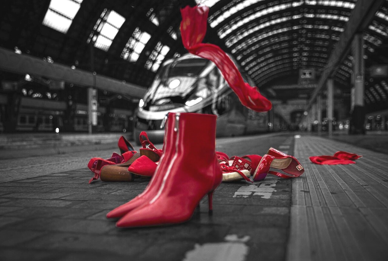 Scarpe rosse sui binari, lavoratori FS Italiane contro violenza sulle donne