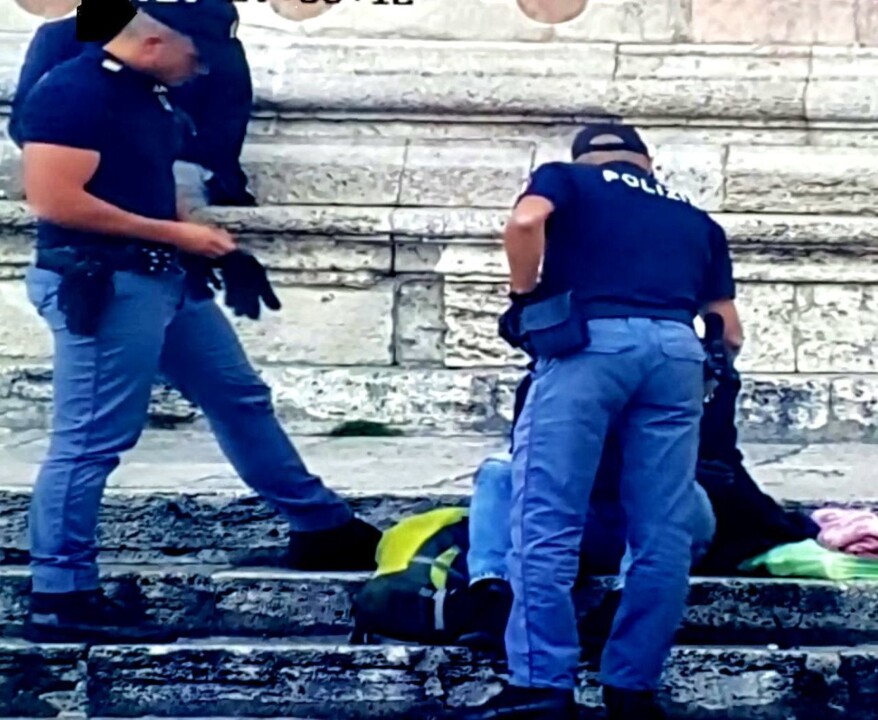 Polizia arresta straniero in piazza IV Novembre, spacciava droga