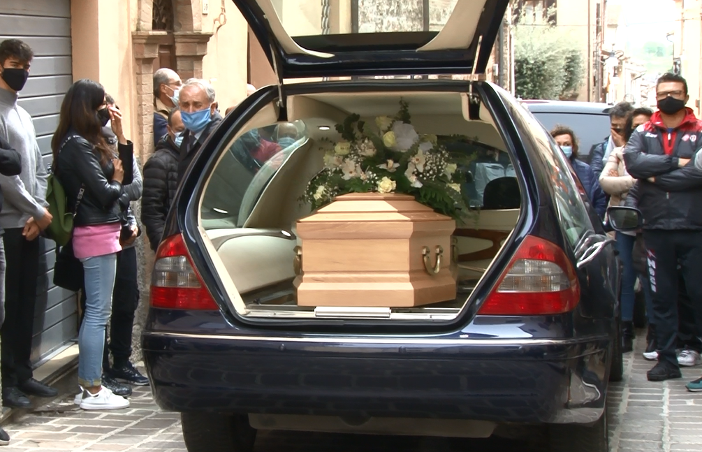 Un paese intero piange Elisabetta d'Innocenti, ieri i funerali