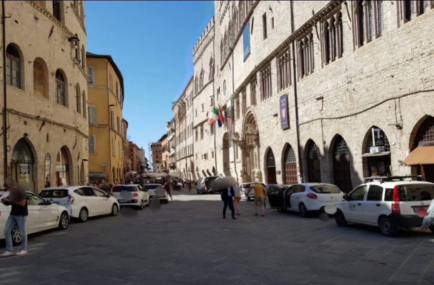 Corso Vannucci a Perugia sembra un garage altro che salotto buono