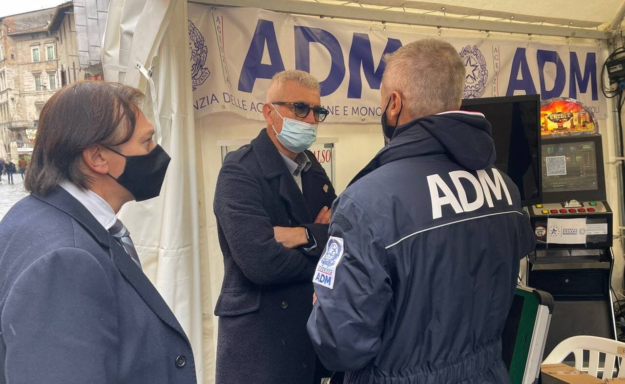 Fabrizio Ravanelli allo stand dell'ADM nel centro di Perugia
