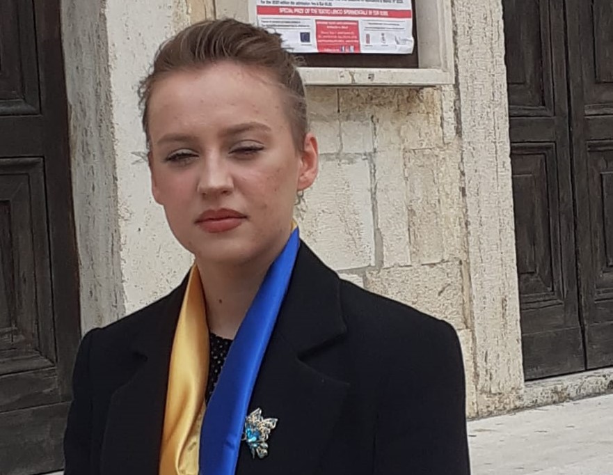 Giovane soprano ucraina, Kseniia Overko, canta inno e commuove il Lirico