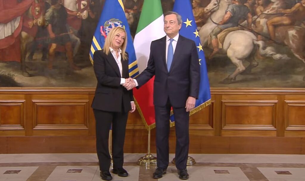 Giacca e pantalone per Meloni, rito campanella, no tacchi ma derby