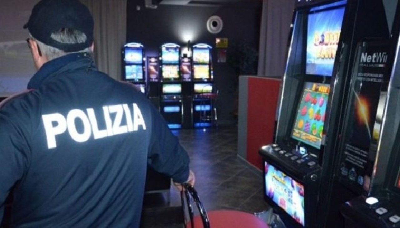 Controlli sala slot area servizio E45, polizia denuncia straniero