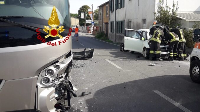 Scontro frontale a Guamo di Lucca, persona incastrata, salvata!