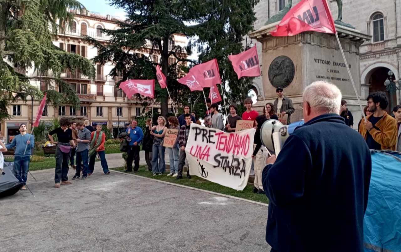 Alloggio e bollette, protesta giovani e studenti, vogliono confronto