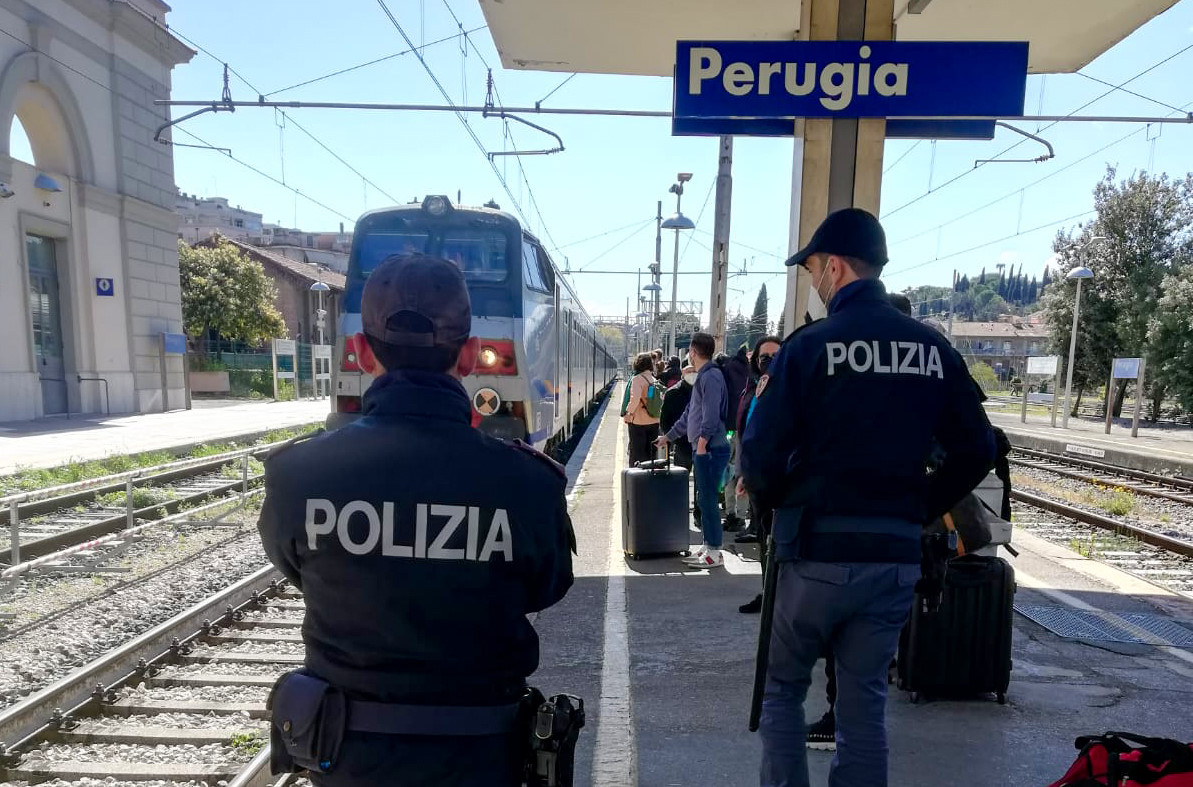 Agenti Polfer e unità cinofile. è Stazioni sicure in treno e in stazione