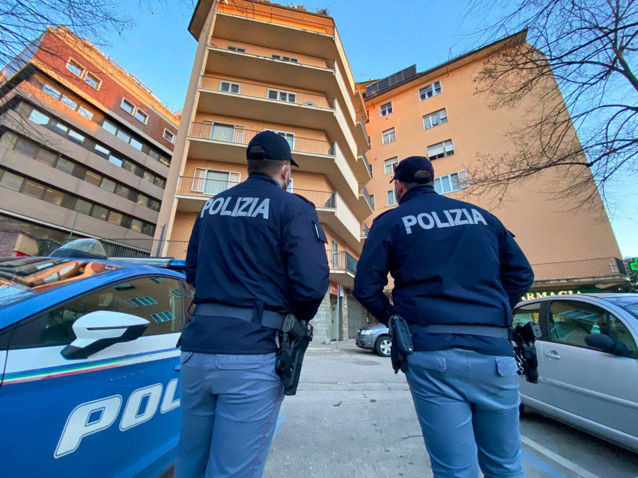 Finge di essere un poliziotto per chiedere del denaro in prestito