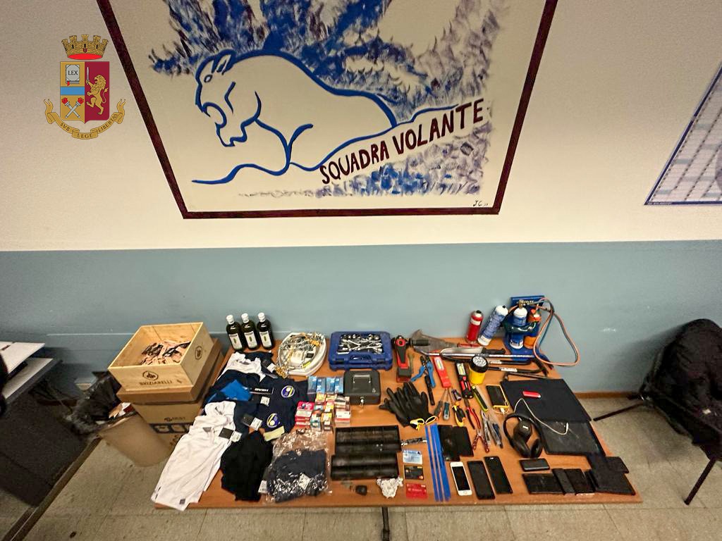 Scoperto cunicolo con numerosi oggetti rubati