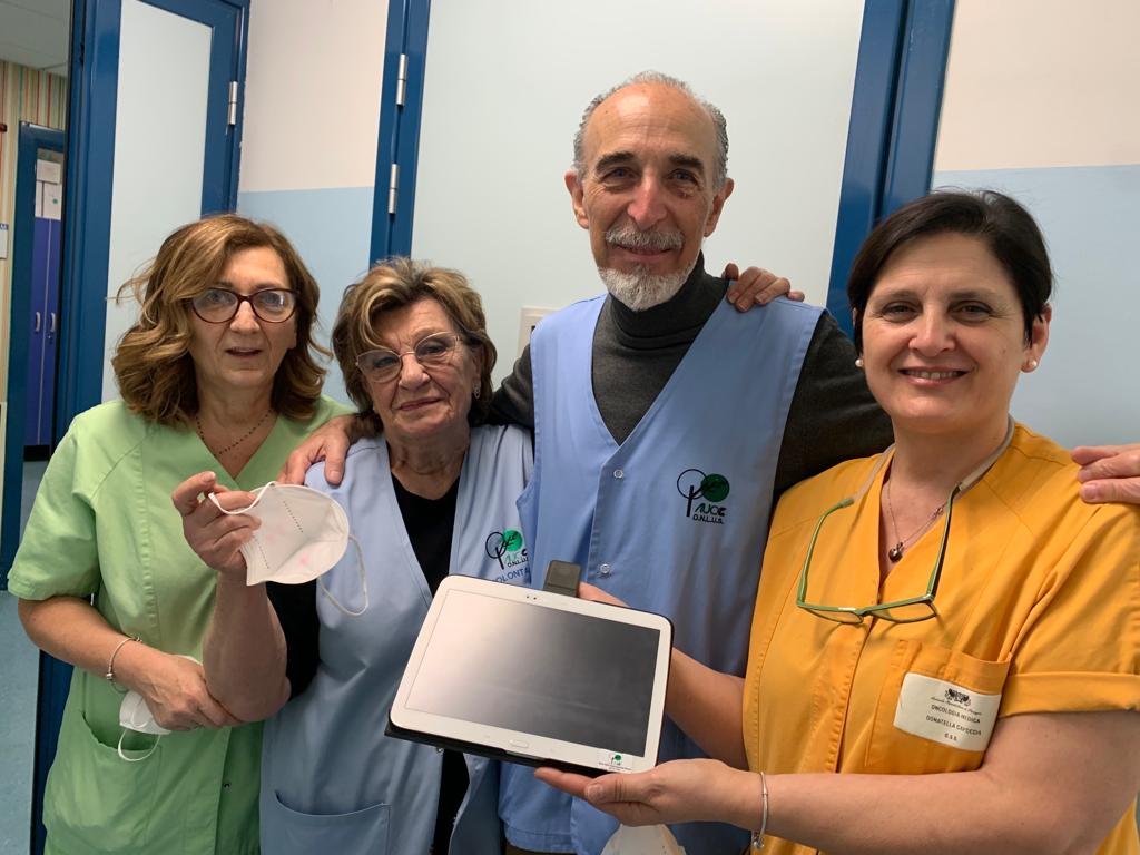 Burraco per la solidarietà, donati computer al reparto di oncologia