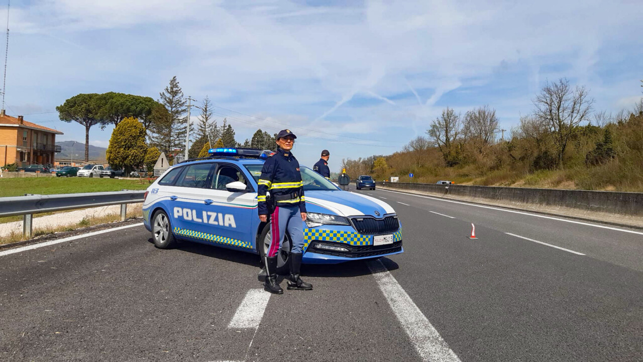 E-45 come circuito di corsa veloce, Polstrada stacca 42 multe