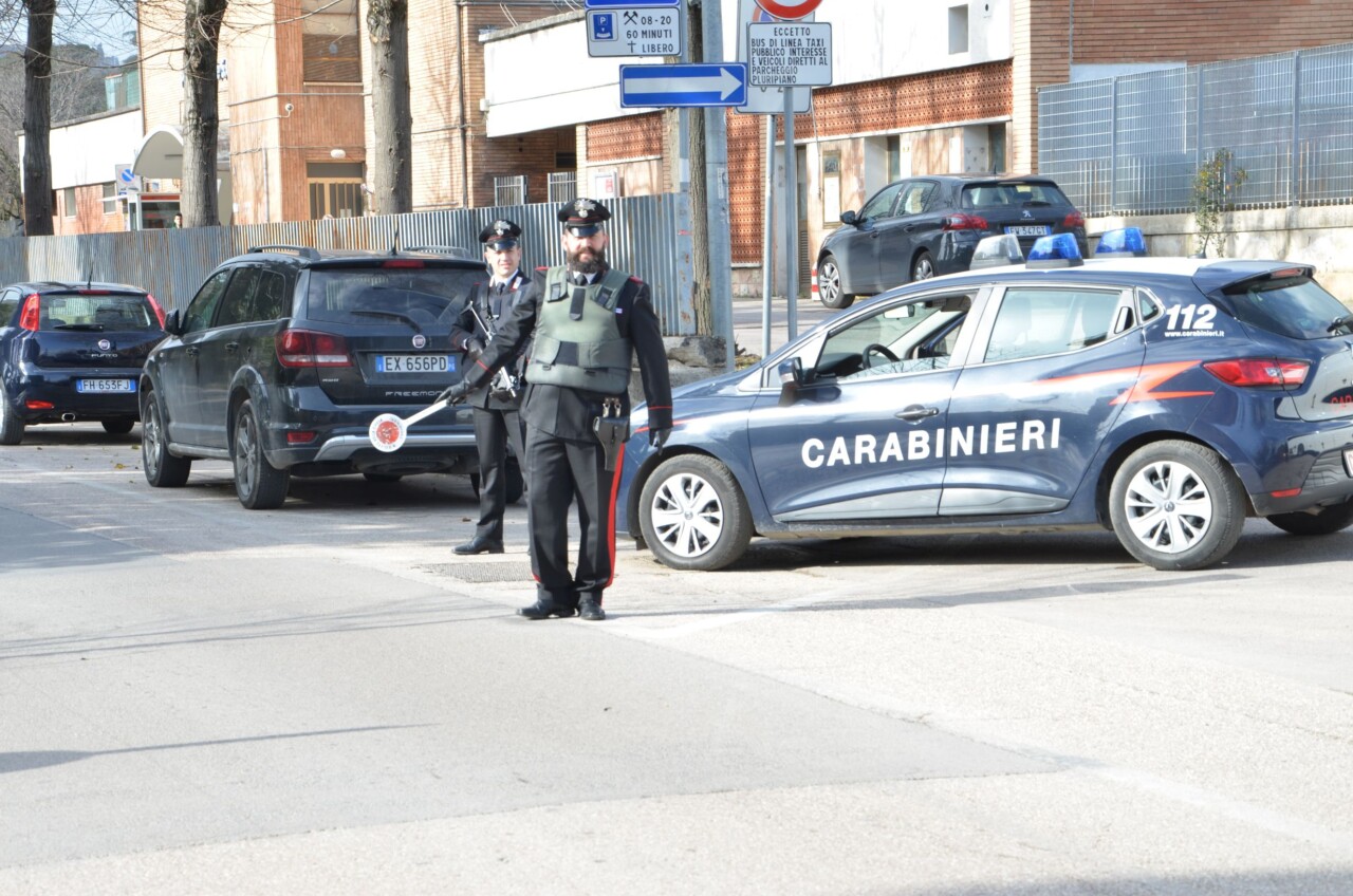 Ubriaca si scaglia contro carabinieri e personale del 118