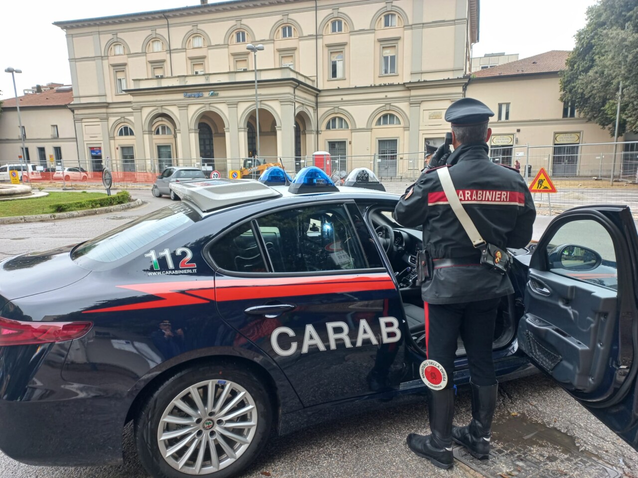 Tenta di aggredire una donna e poi si scaglia contro i carabinieri
