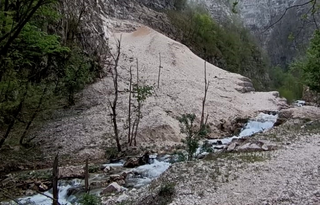 Frana alle gole dell'Infernaccio, viene giù una massa di roccia
