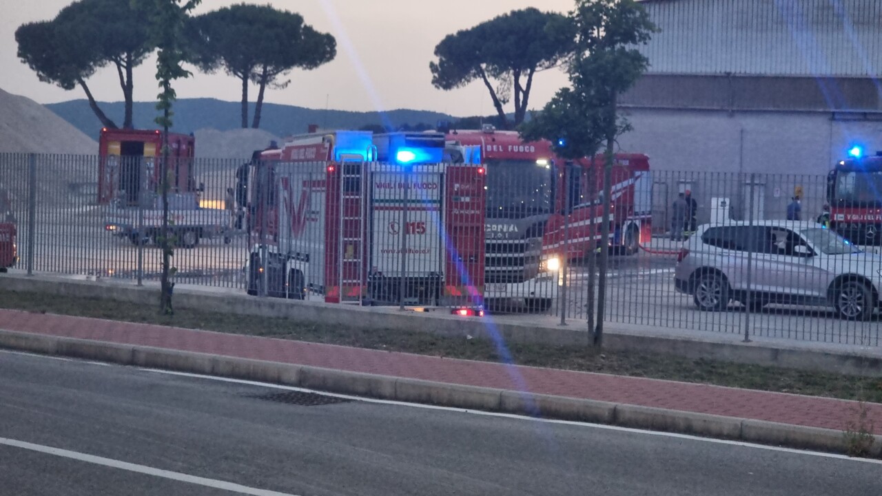 Incendio a Ellera, c'è amianto sul tetto del capannone