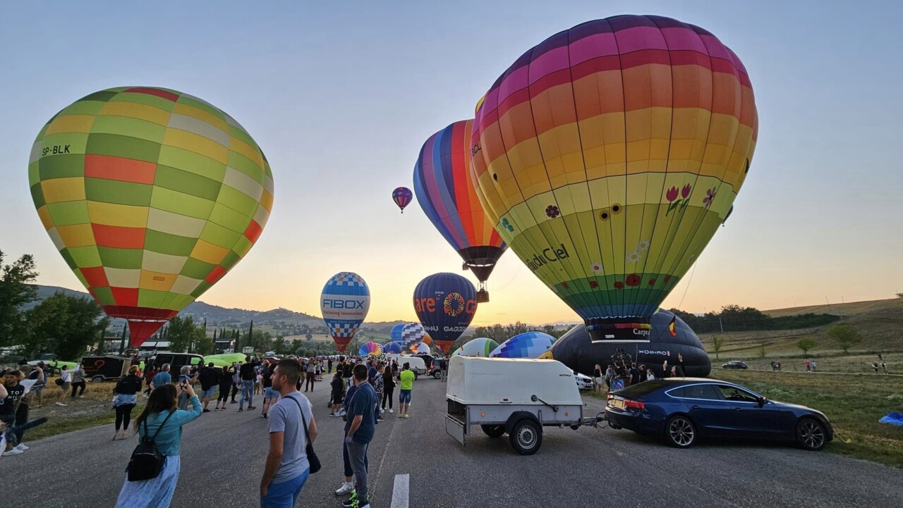 Le mongolfiere hanno colorato i cieli dell'Umbria, spettacolo unico