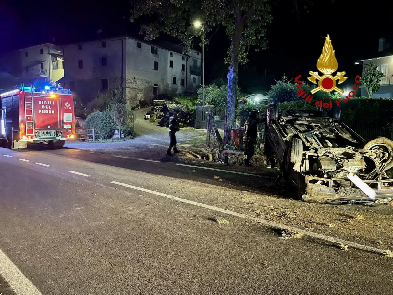 Incidente stradale a Castello, auto si ribalta, conducente ferito