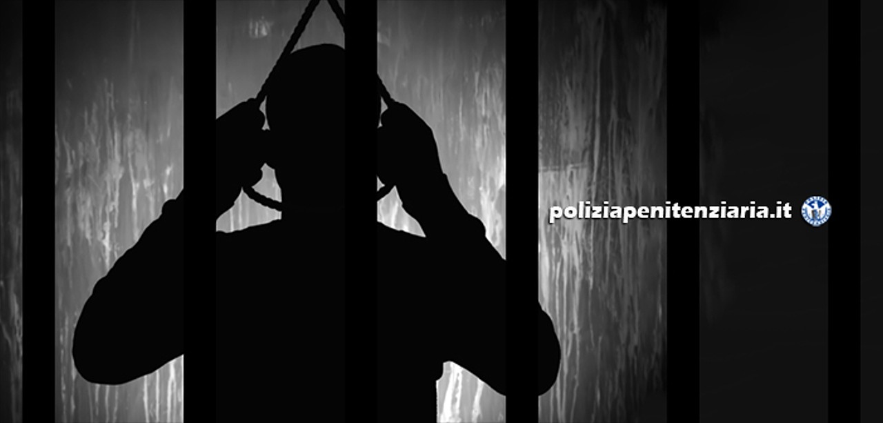 Tragedia in carcere, rissa tra detenuti, uomo si impicca e muore