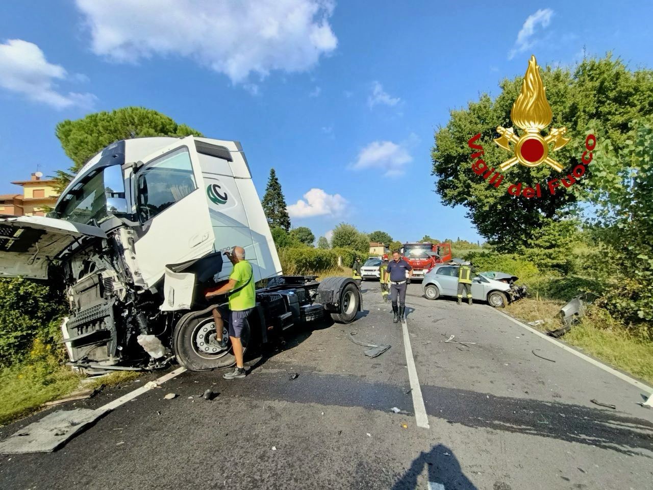 Incidente stradale auto contro camion, grave conducente utilitaria