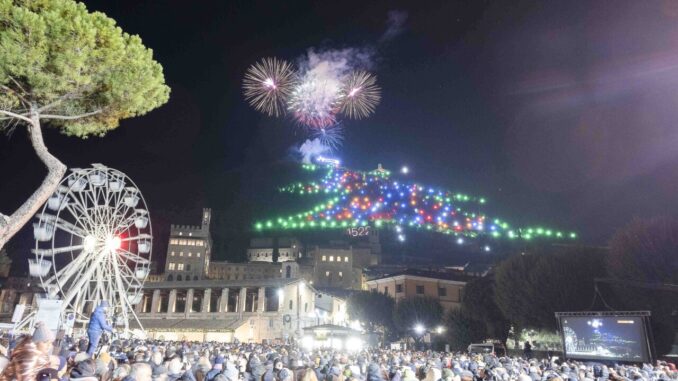 Gubbio, acceso l'albero di Natale più grande del mondo