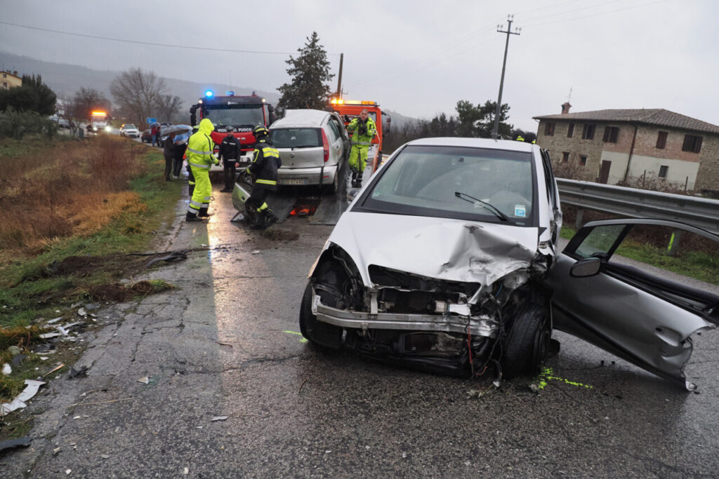 Dinamica dello scontro frontale lungo la Eugubina a Piccione 2 morti