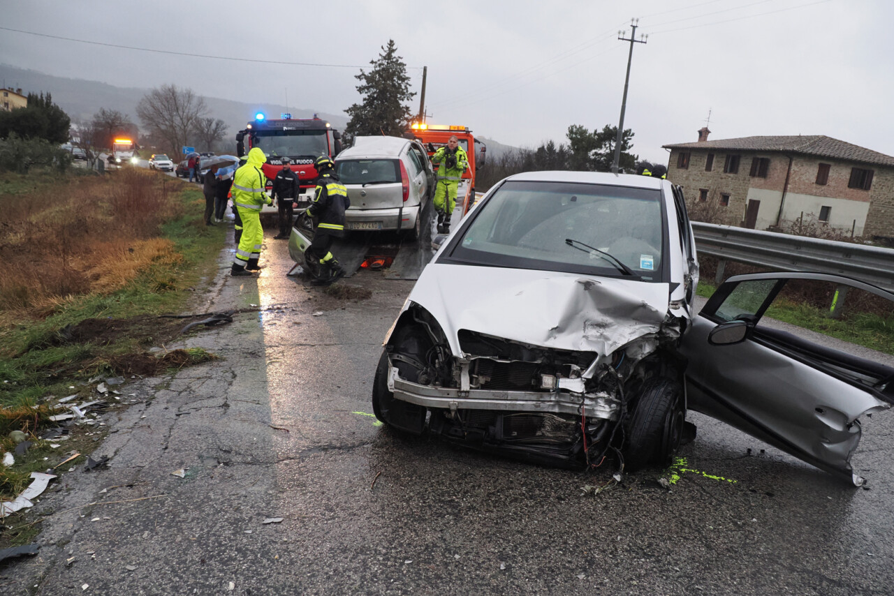 Dinamica dello scontro frontale lungo la Eugubina a Piccione 2 morti