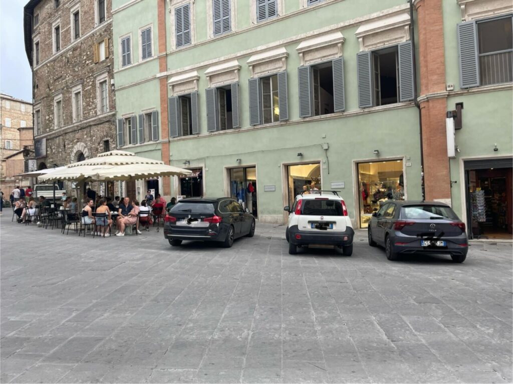 Perugia Sosta Selvaggia. Auto parcheggiate in Piazza Danti